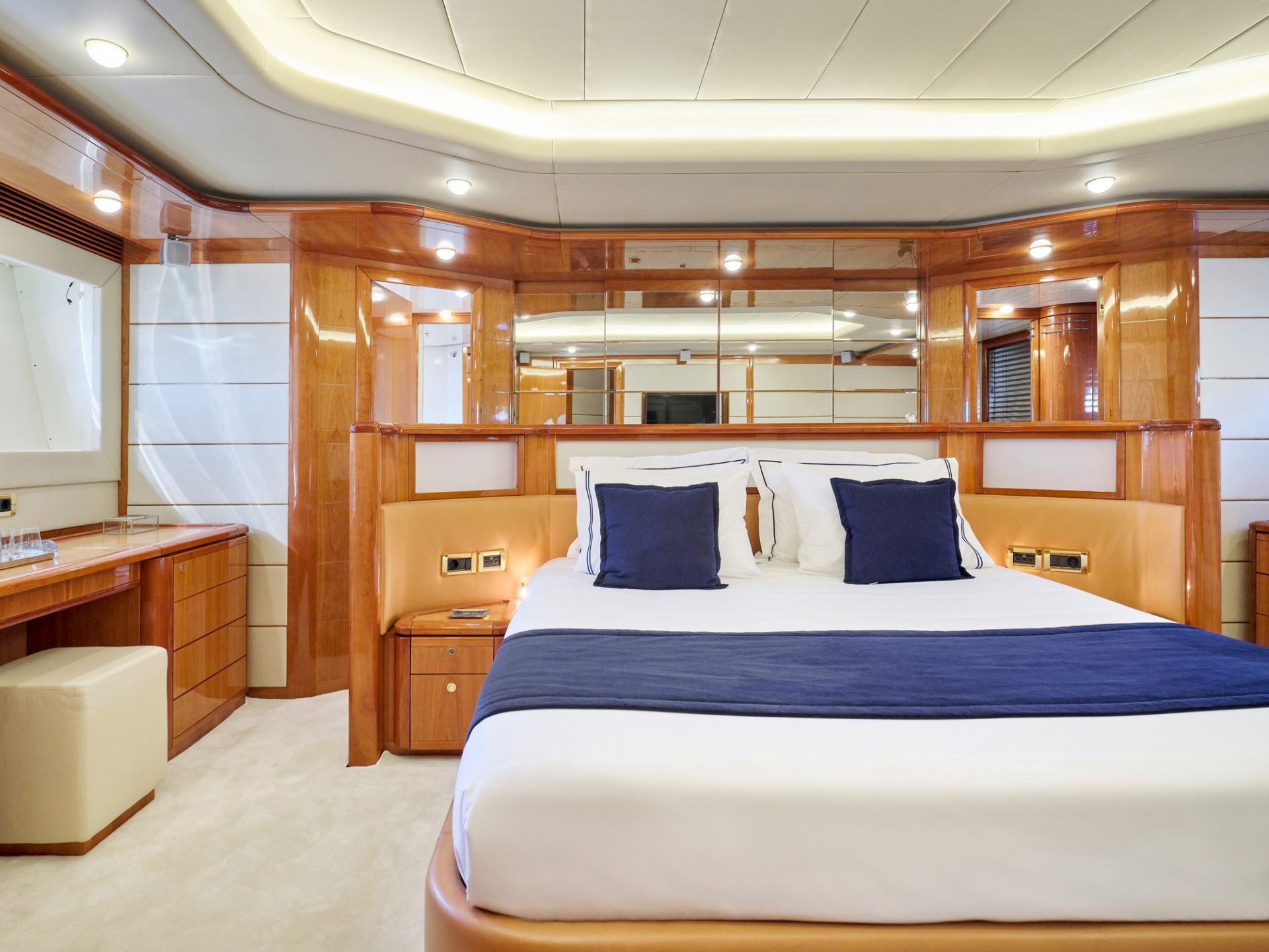 Ferretti 88 | Istion Yachting Greece