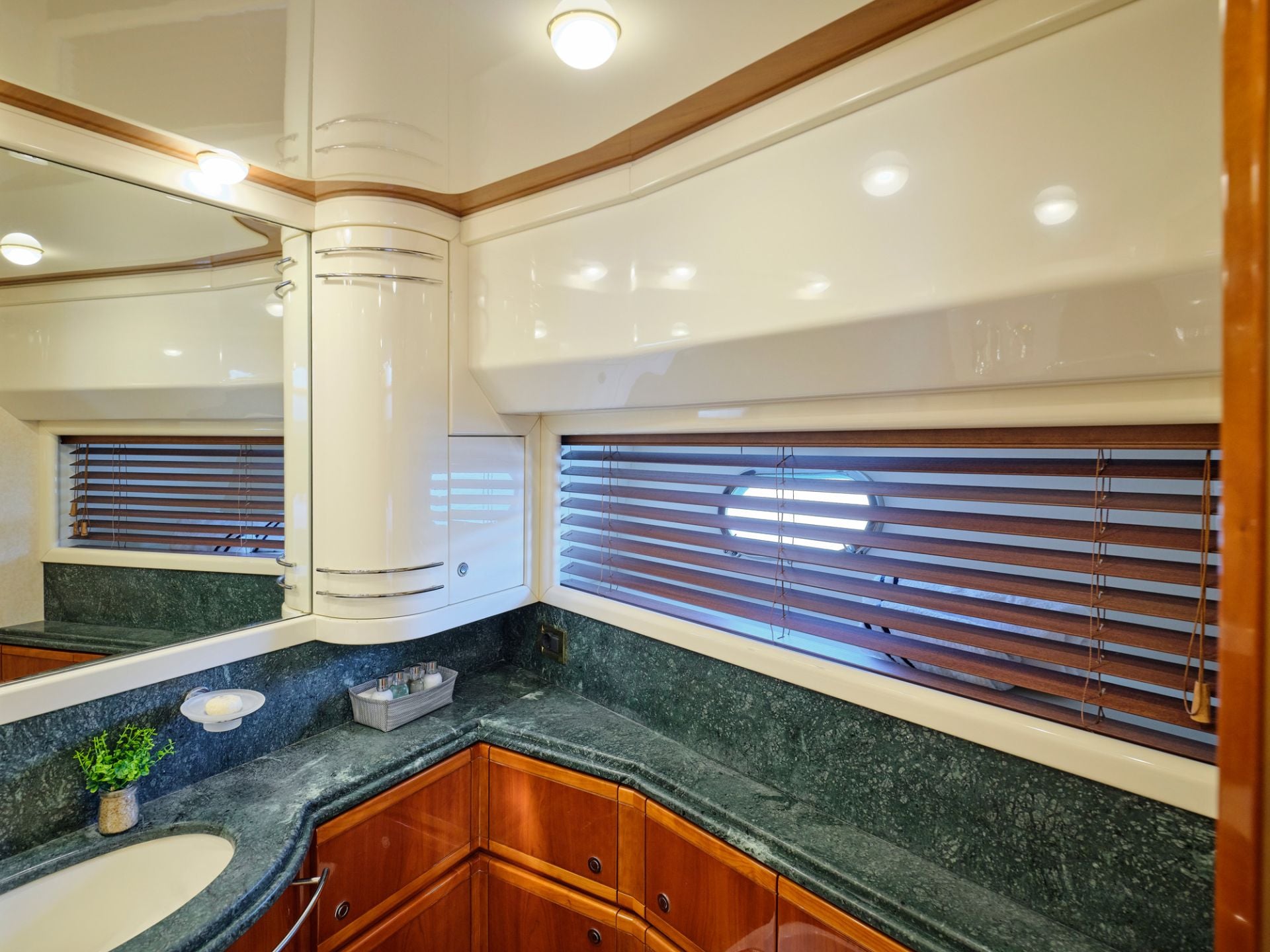 Ferretti 88 | Istion Yachting Greece