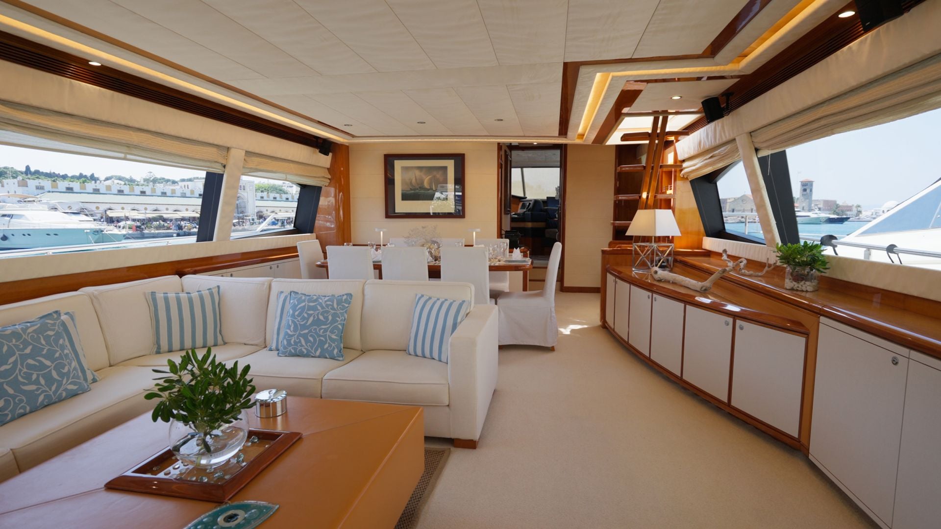 Ferretti 830 Fly | Istion Yachting Greece