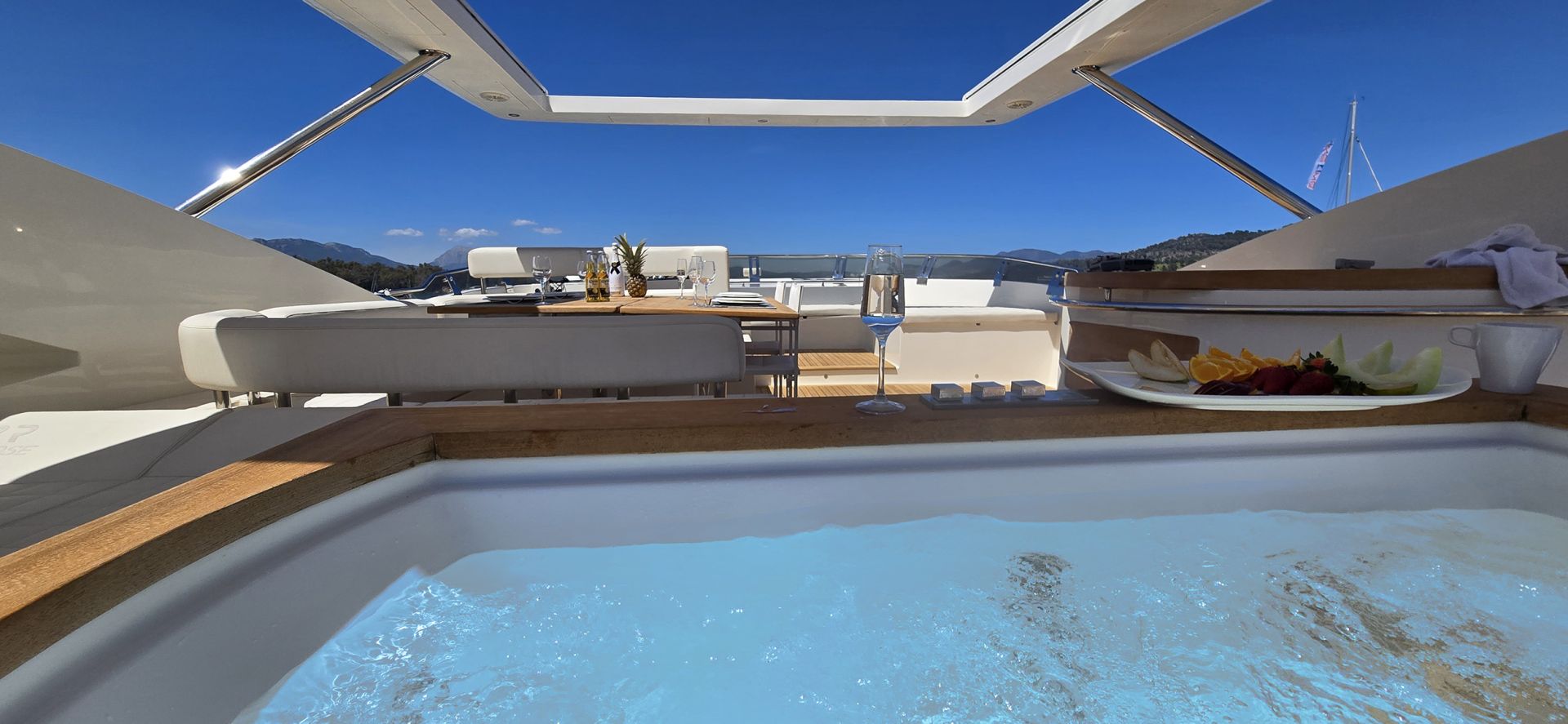 Aicon 85 Flybridge | Istion Yachting Greece