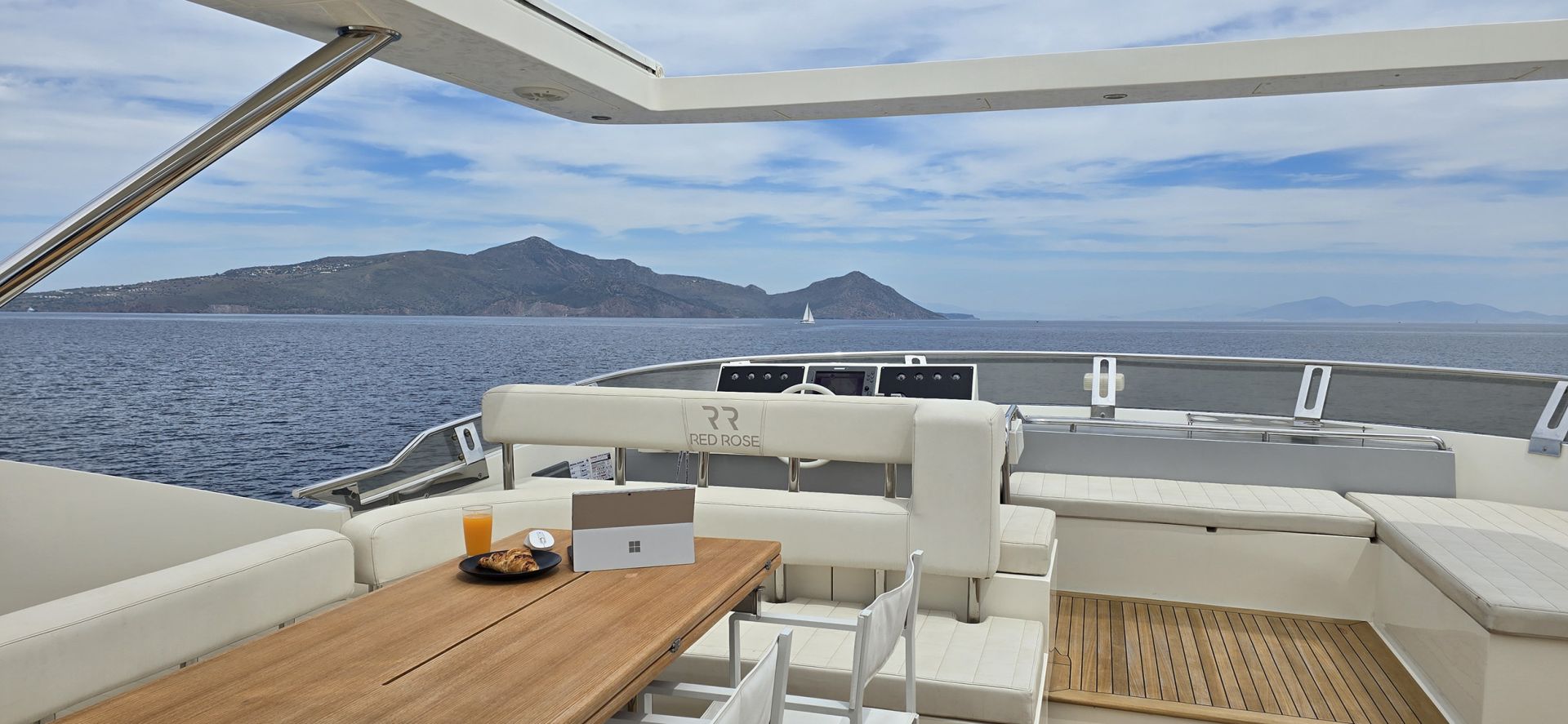 Aicon 85 Flybridge | Istion Yachting Greece