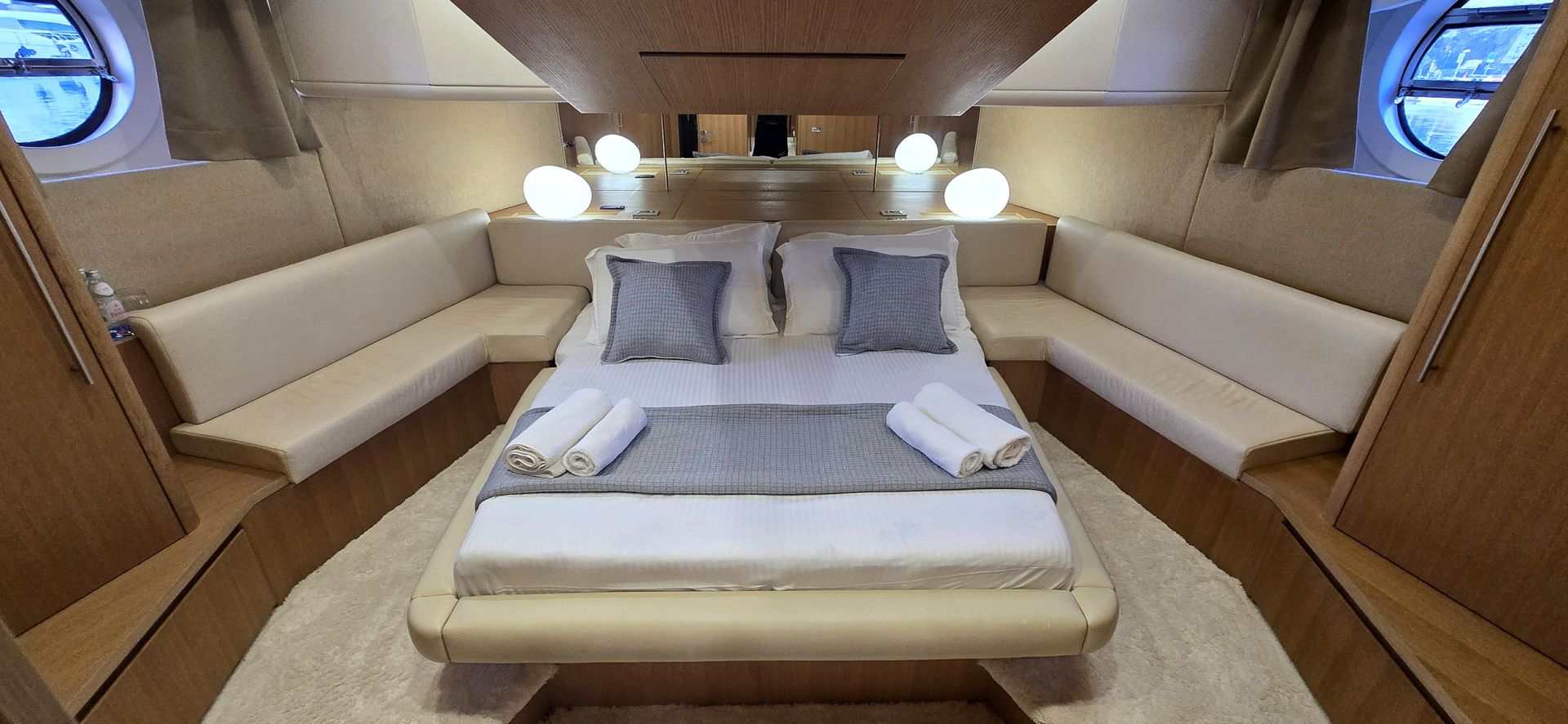 Aicon 85 Flybridge | Istion Yachting Greece