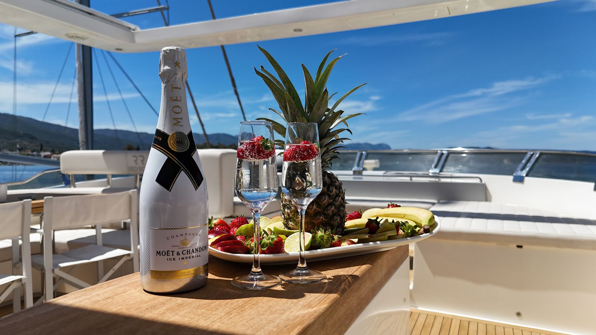 Aicon 85 Flybridge | Istion Yachting Greece